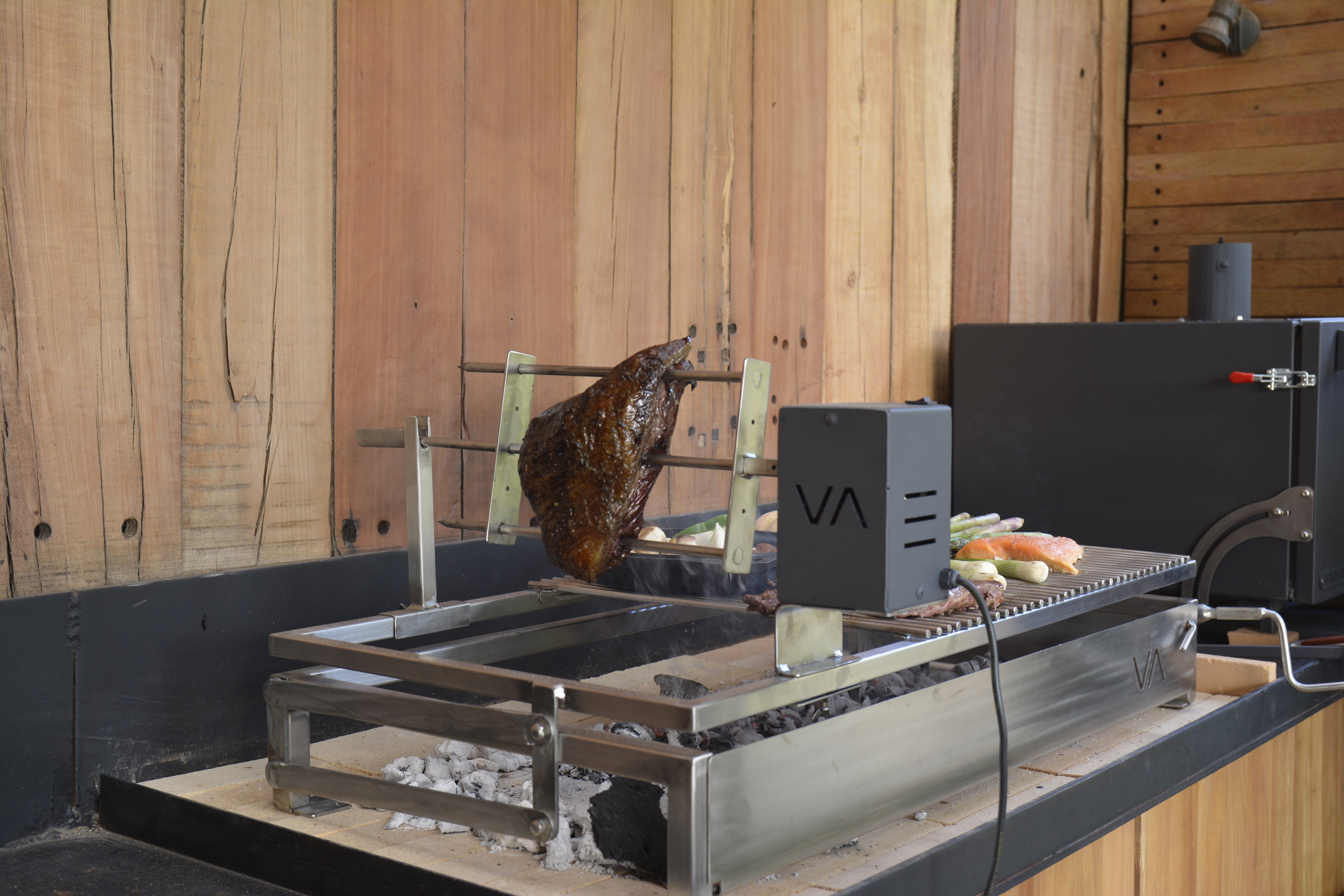 Espiedo Frontal — Varvacoa - Parrillas, Quinchos, Asados y más.